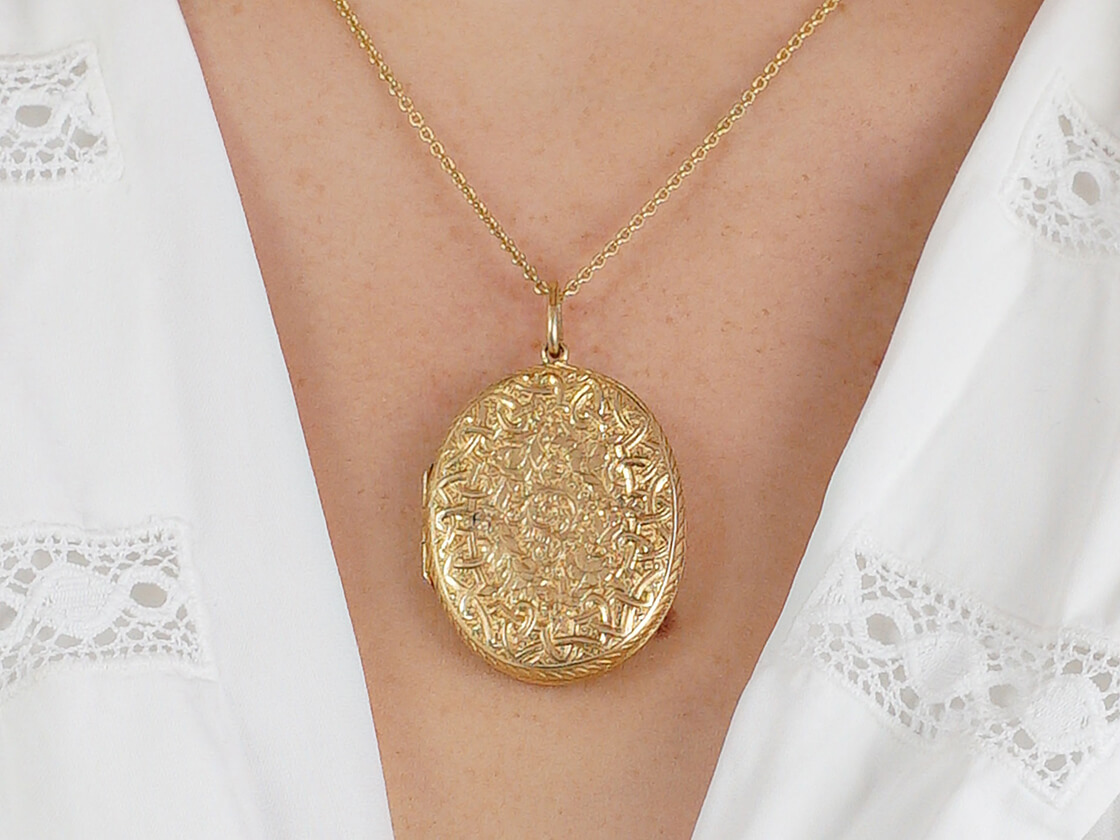 18ct Gold Victorian Oval Engraved Locket (852D) | The Antique Jewellery ...
