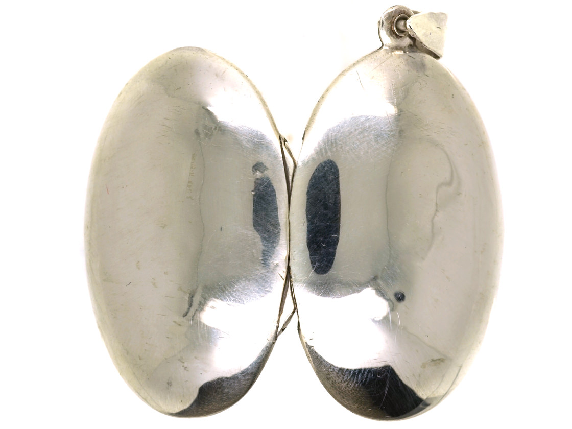 Plain Oval Silver Locket (187K) | The Antique Jewellery Company