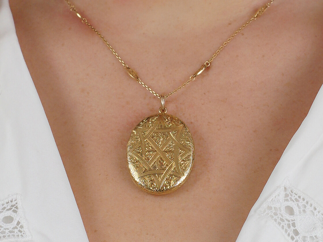 Victorian 15ct Gold Double Opening Oval Engraved Locket (33M) | The ...