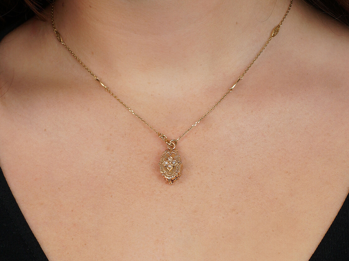 Victorian 18ct Gold Locket set with Four Natural Split Pearls (144N ...