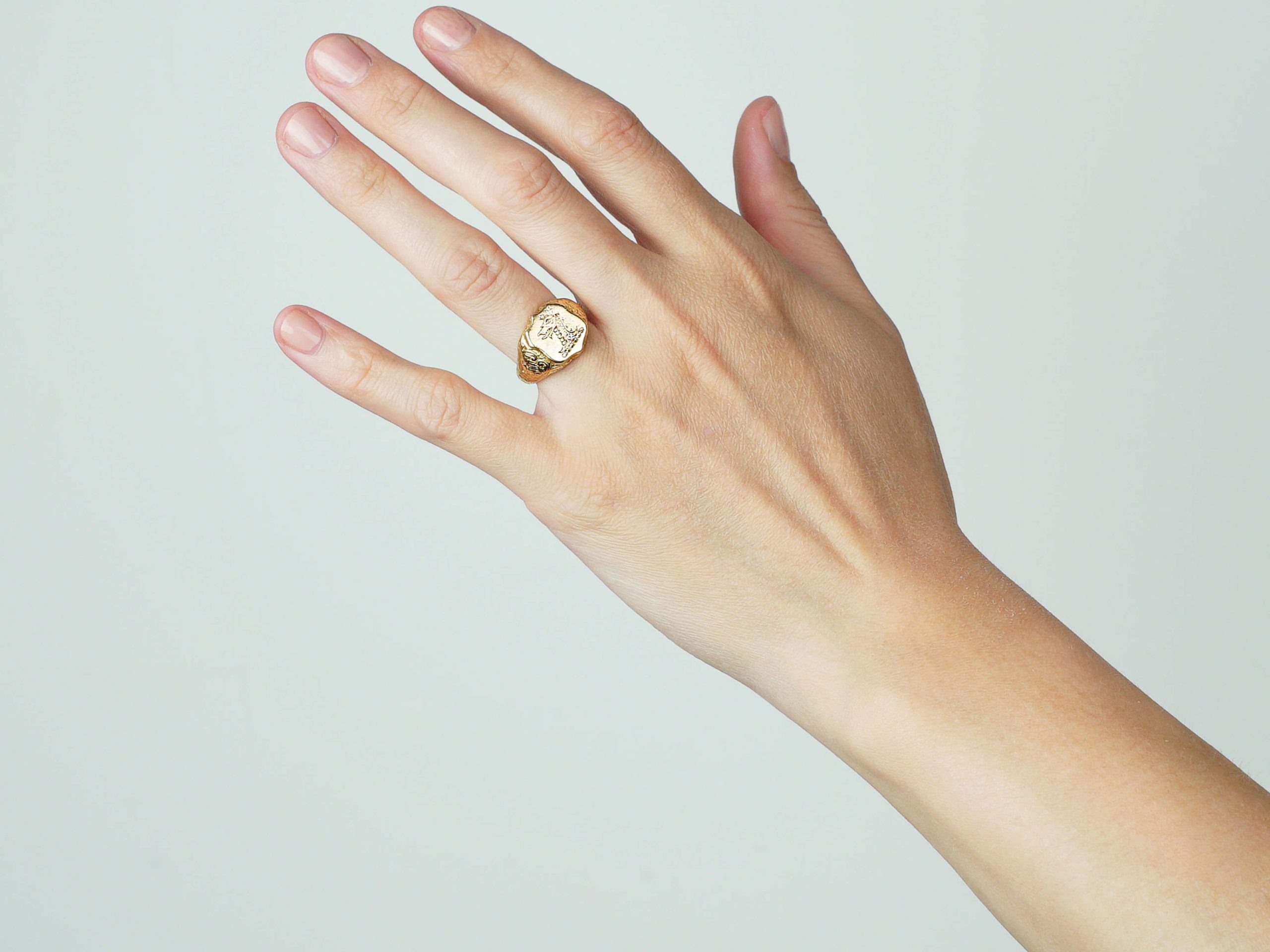 Victorian 18ct Gold Shield Shaped Signet Ring with Engraving of a ...