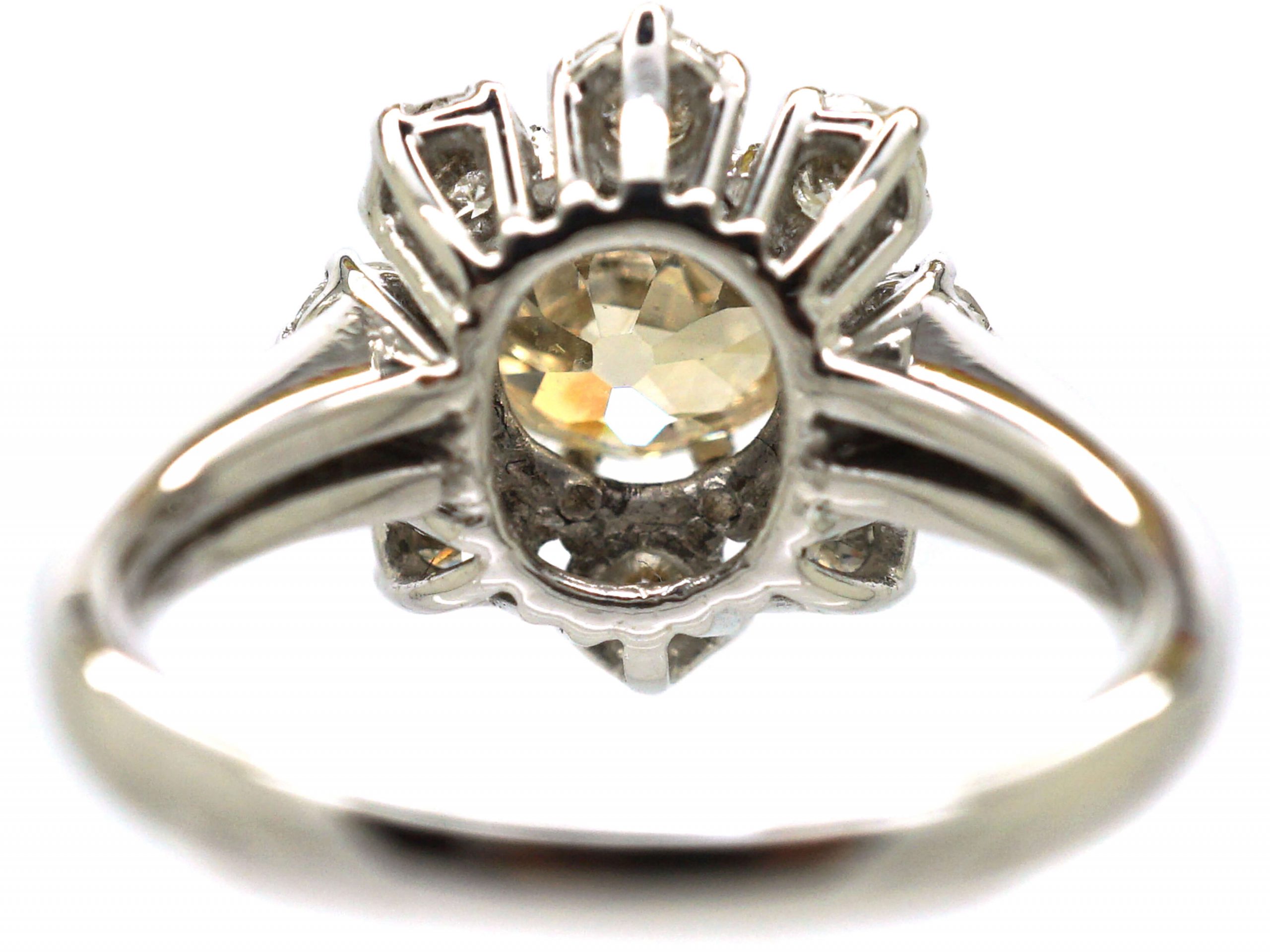 18ct White Gold & Diamond Daisy Cluster Ring with Pale Yellow Diamond ...
